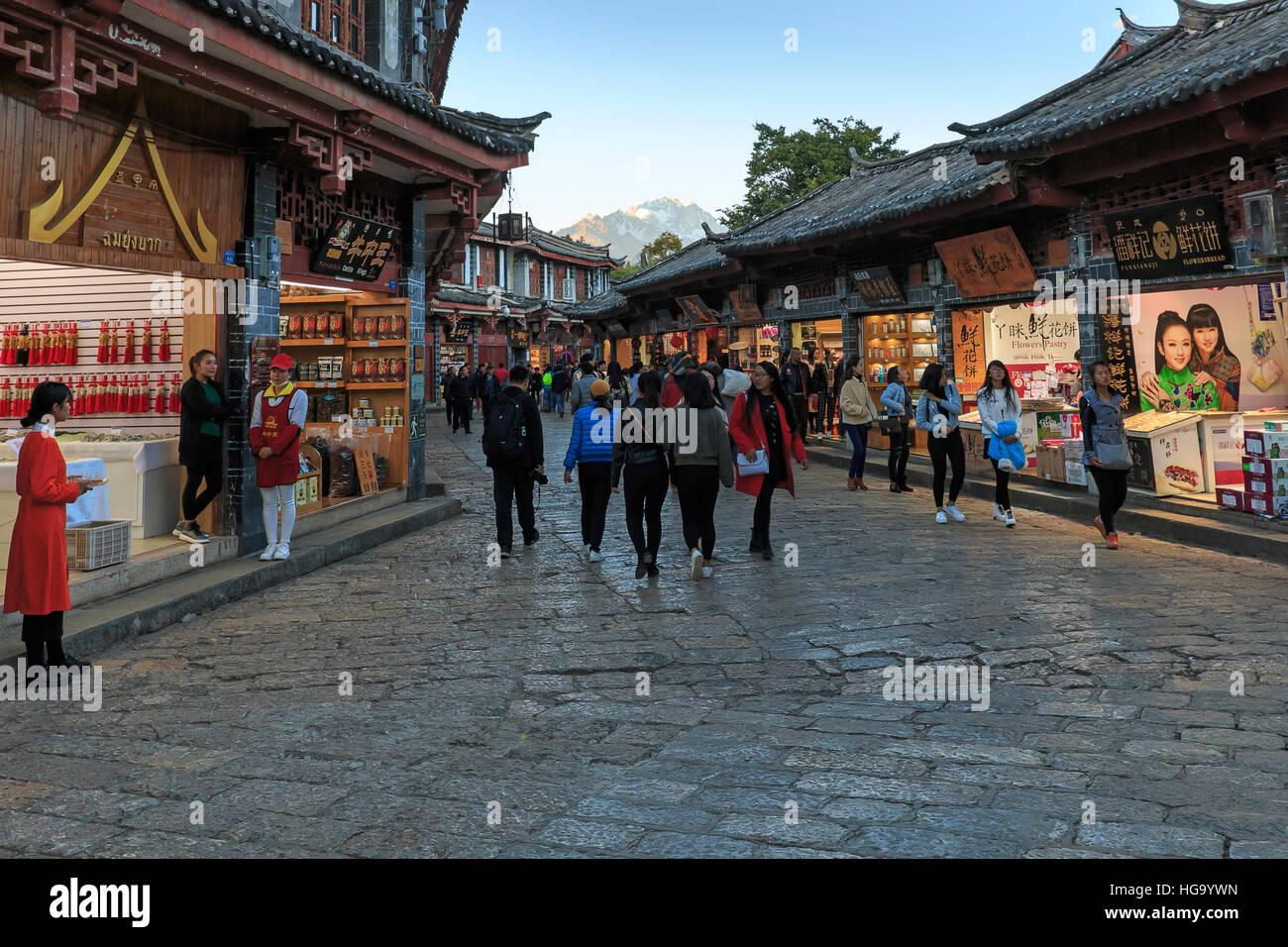 Lijiang tourists jade dragon mountain hi-res stock photography and ...