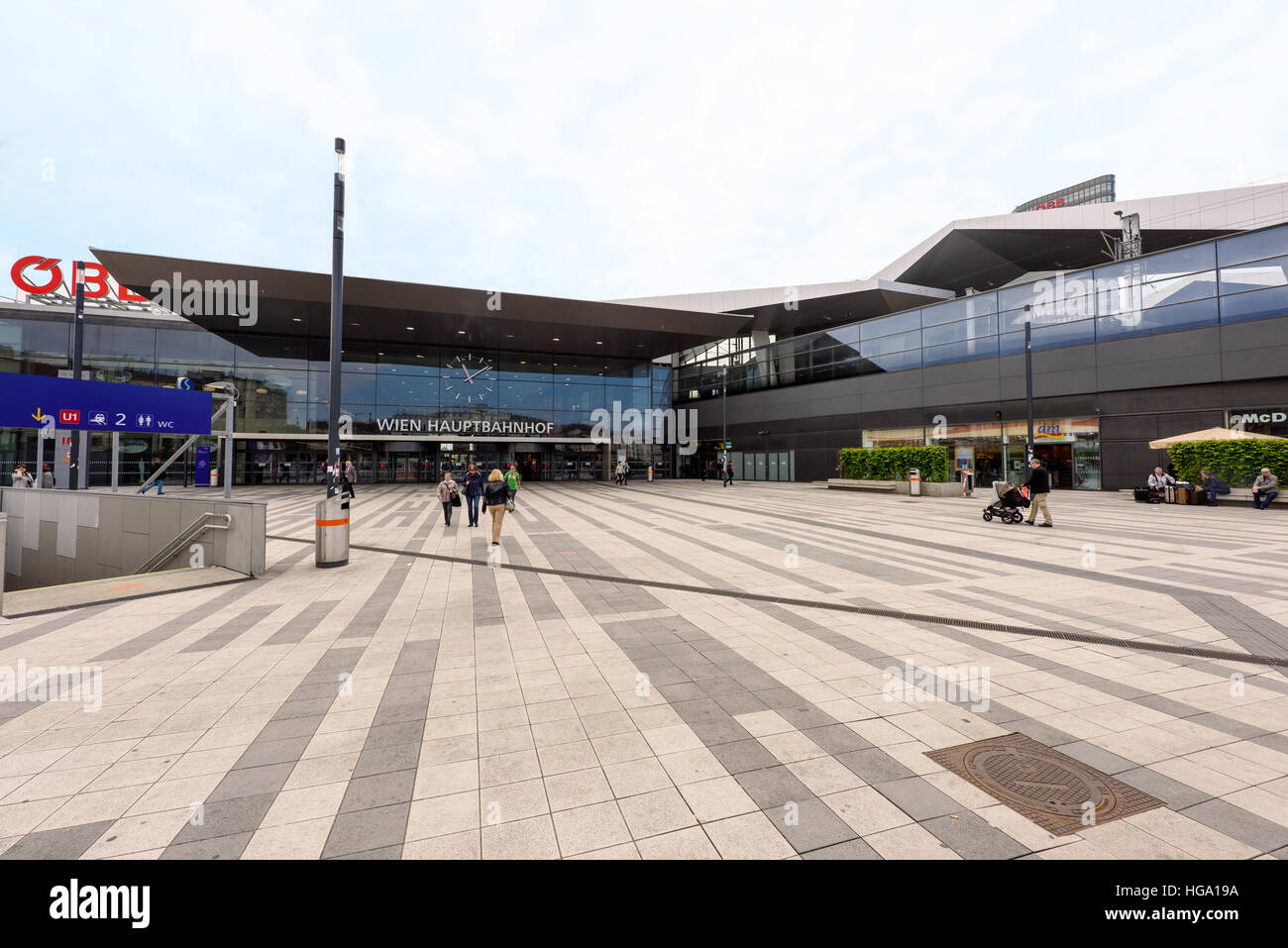 Wien hauptbahnhof hi-res stock photography and images - Alamy