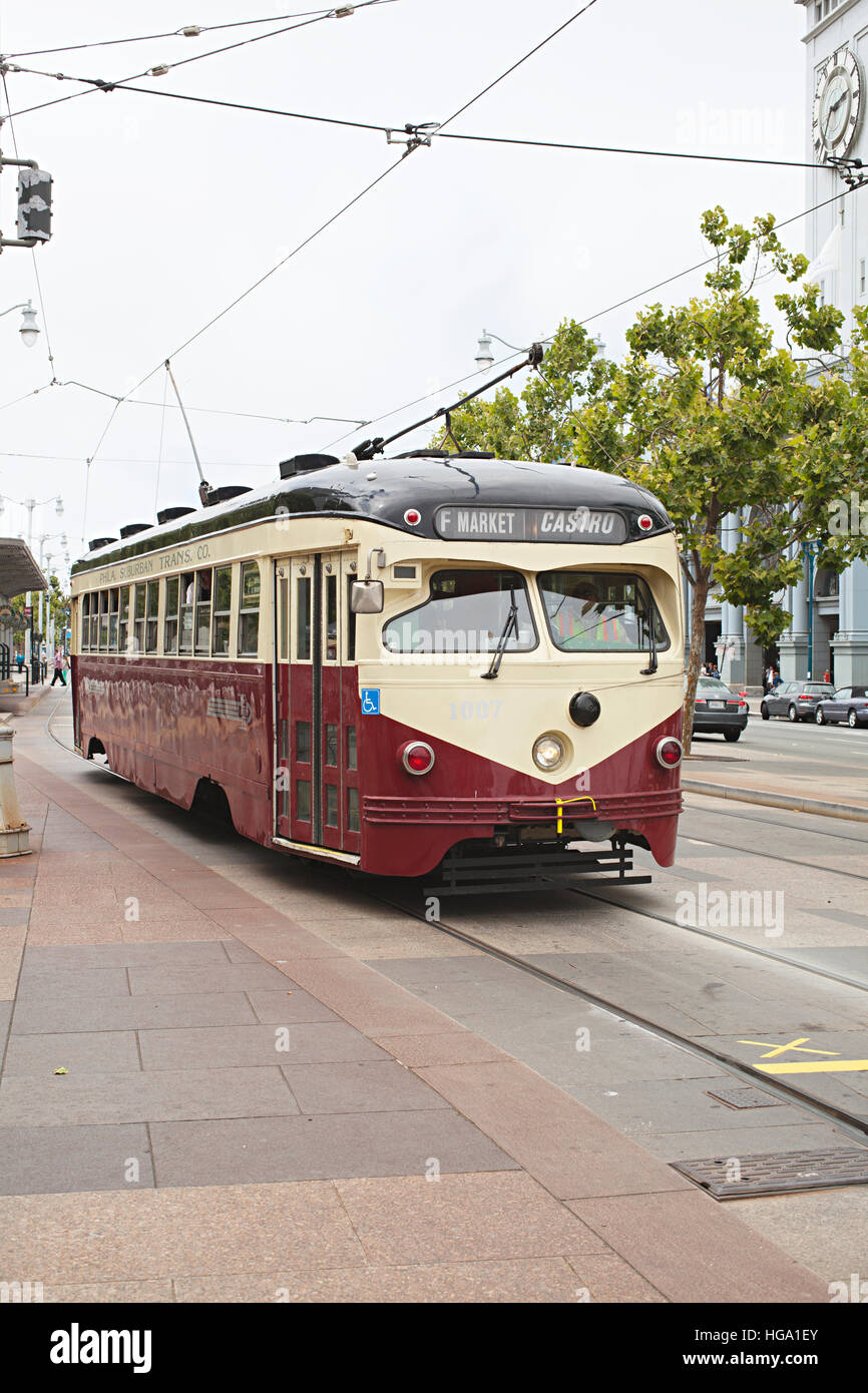 Vintage original old cable car tram in downtown San Francisco Stock ...