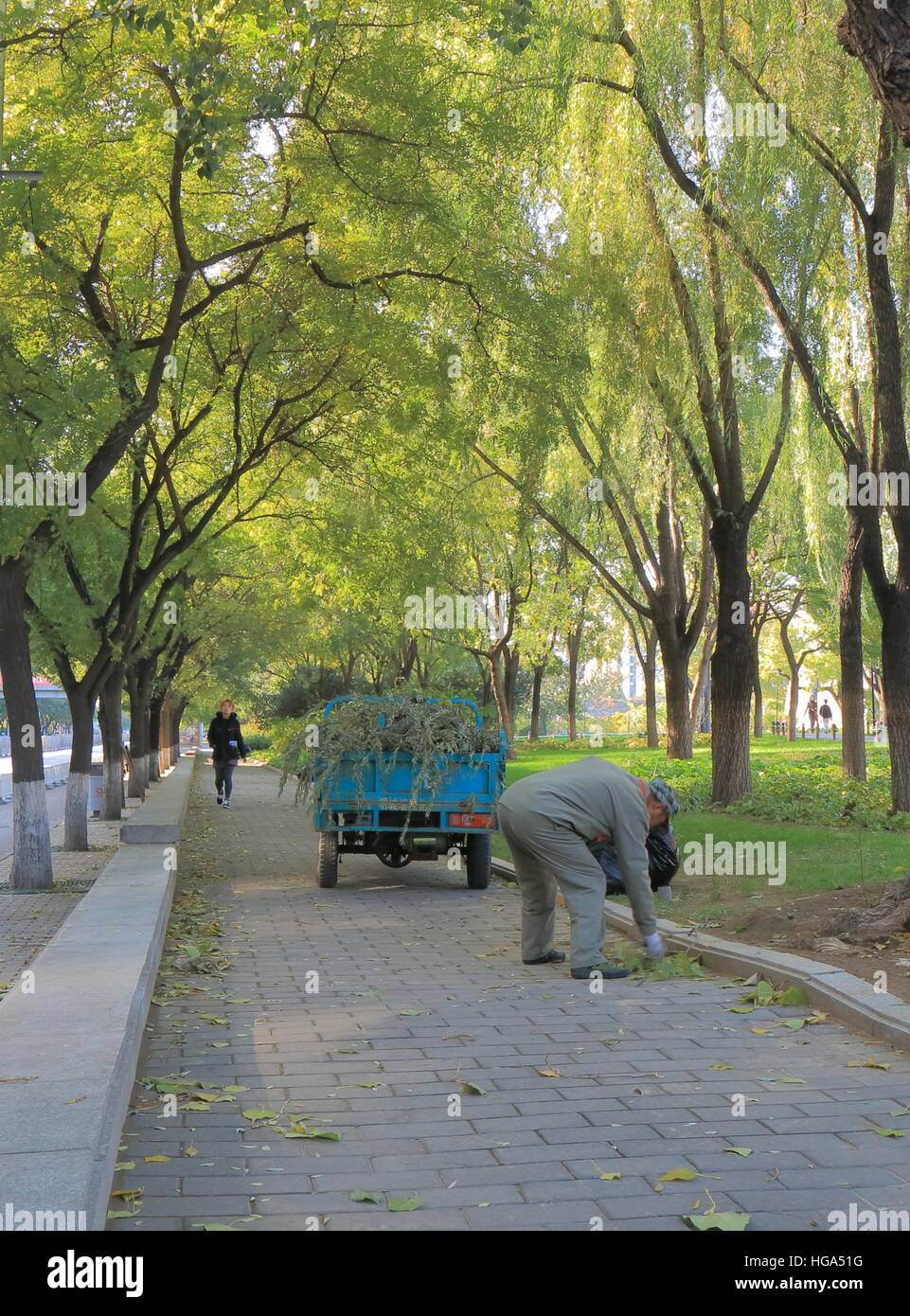 People clean streets in Beijing China Stock Photo - Alamy