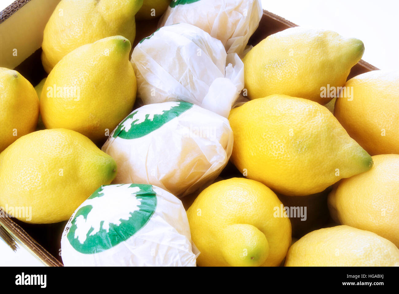 A box of lemons Stock Photo - Alamy