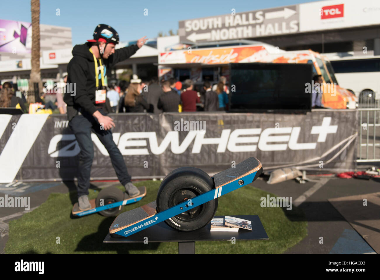 Las Vegas, US. 5th Jan, 2017. An employee of the company "Future Motion ...
