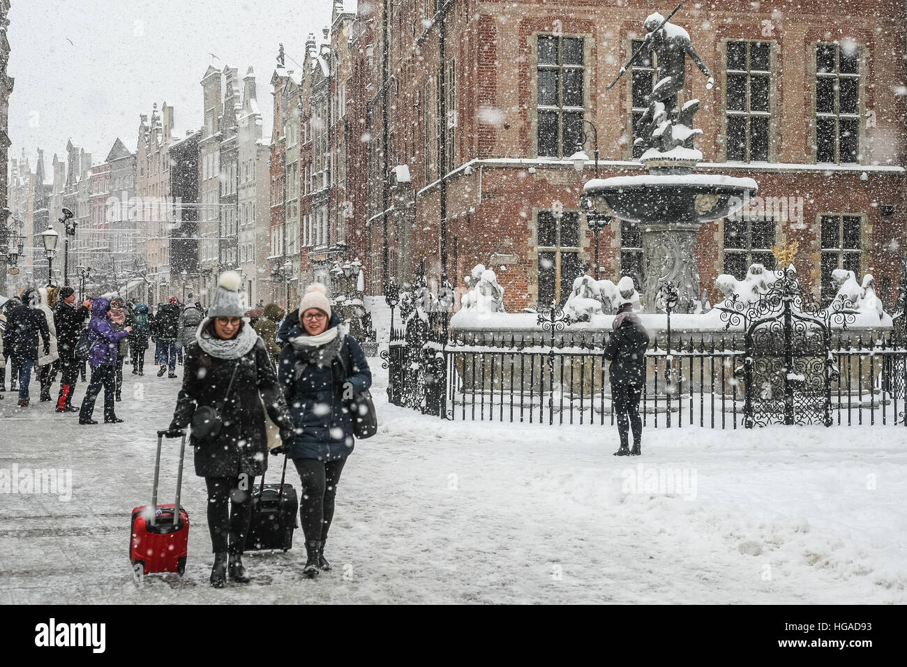 Gdansk, Poland. 6th Jan, 2017. People walking at the covered by snow ...