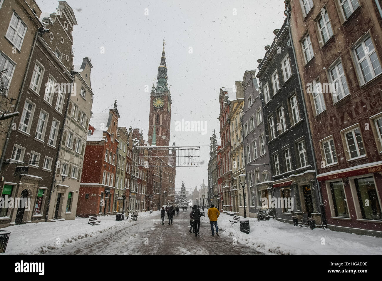 Gdansk, Poland. 6th Jan, 2017. People walking at the covered by snow ...