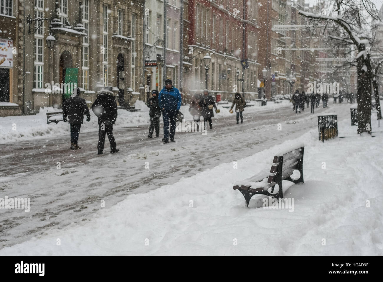 Gdansk, Poland. 6th Jan, 2017. People walking at the covered by snow ...