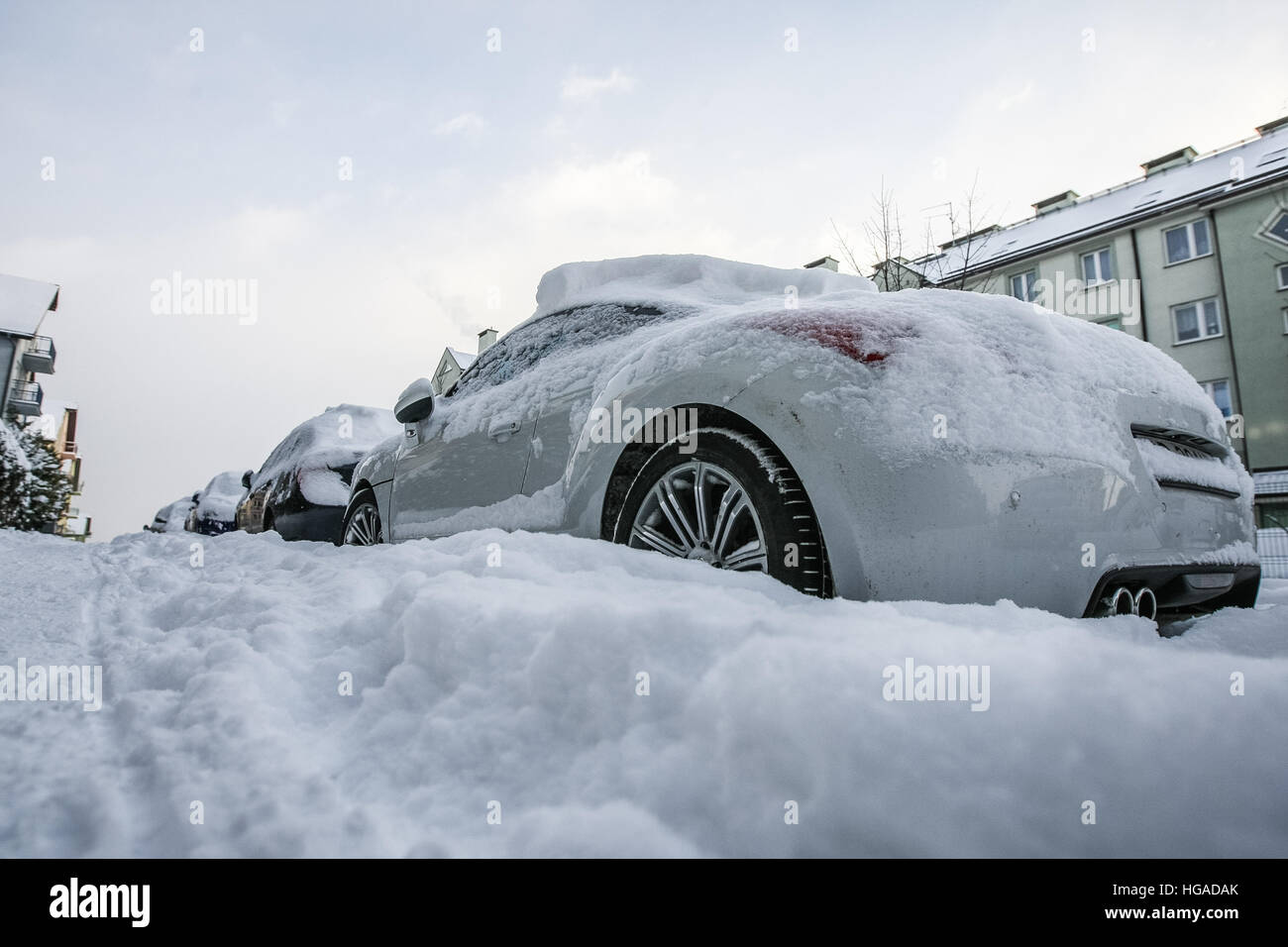 Gdansk, Poland. 6th Jan, 2017. Cars covered by the snow are seen. Heavy ...