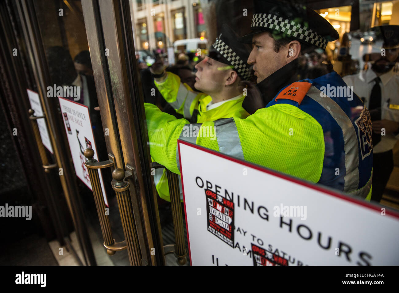 Security knightsbridge hi-res stock photography and images - Alamy
