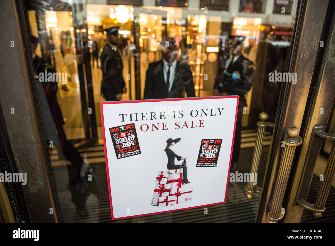 Shoppers harrods sale hi-res stock photography and images - Alamy