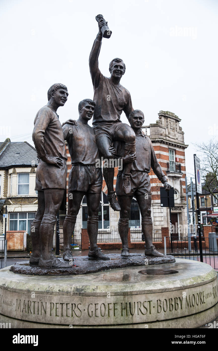 Bobby moore world cup trophy hi-res stock photography and images - Alamy