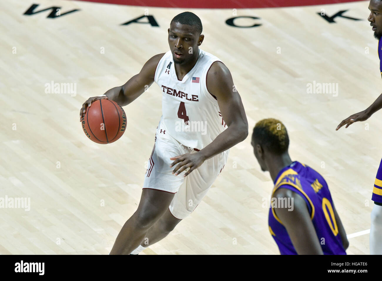 Philadelphia, Pennsylvania, USA. 7th Jan, 2017. Temple Owls guard ...