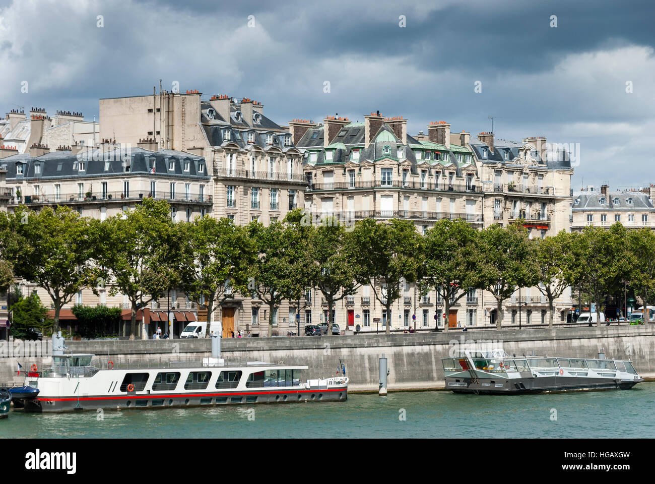 France paris river ferry hi-res stock photography and images - Alamy