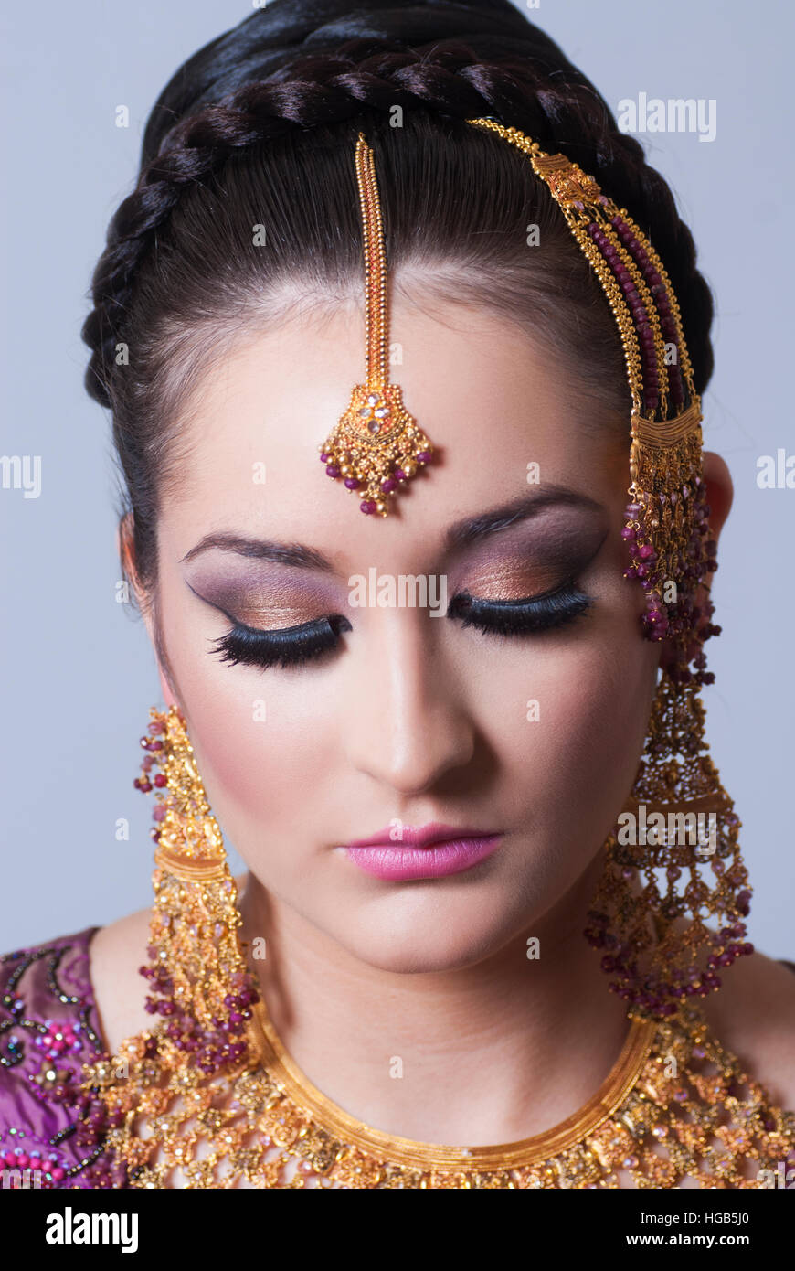 Beautiful Asian bride wearing gold Stock Photo - Alamy