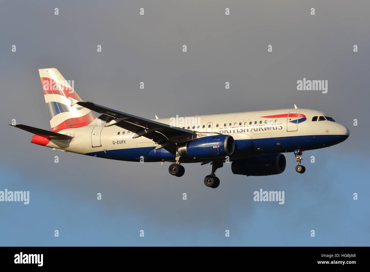 Ba a319 landing at heathrow airport hi-res stock photography and images ...