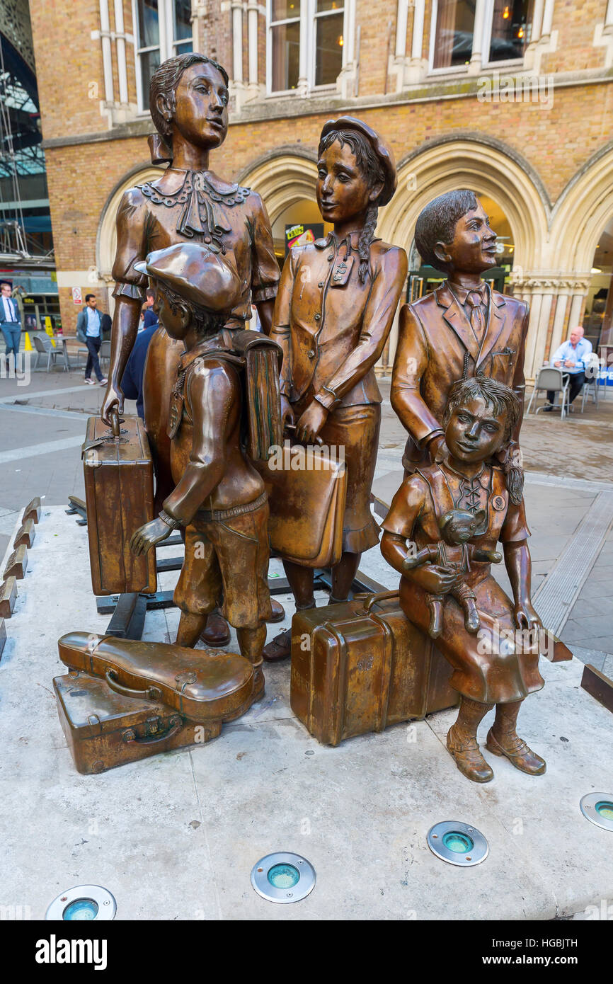 Kindertransport statue hi-res stock photography and images - Alamy