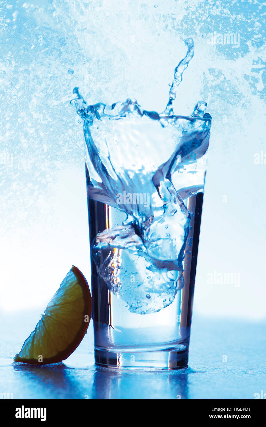 Ice cubes splashes fall glass hi-res stock photography and images - Alamy