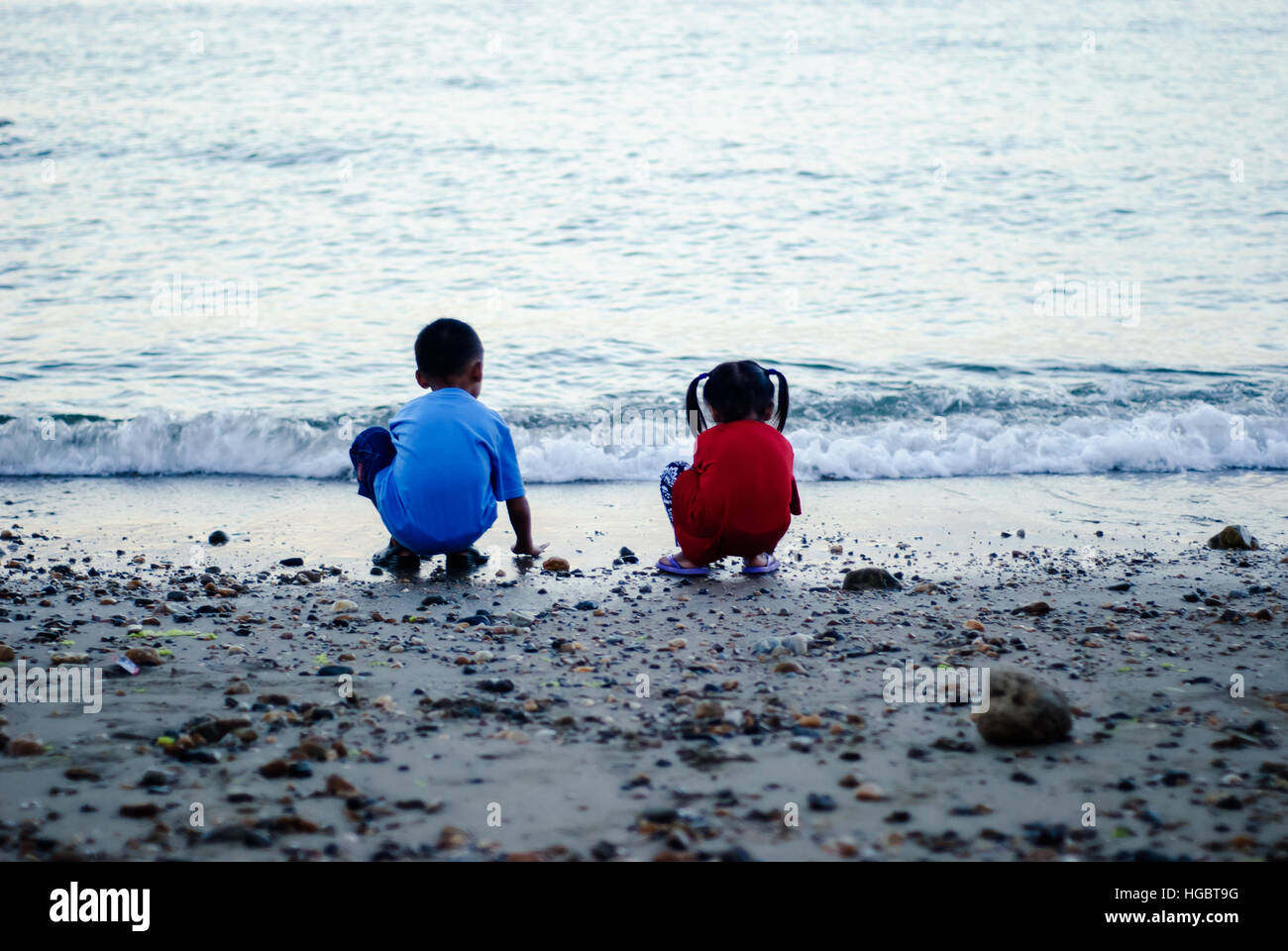 Kids playing at the shore Stock Photo - Alamy