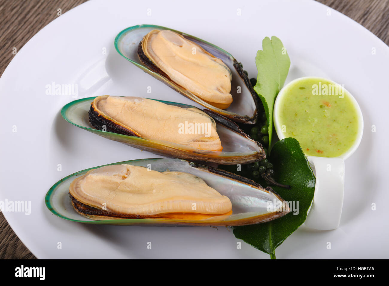 New Zealand Mussels on the plate with garlic Stock Photo - Alamy