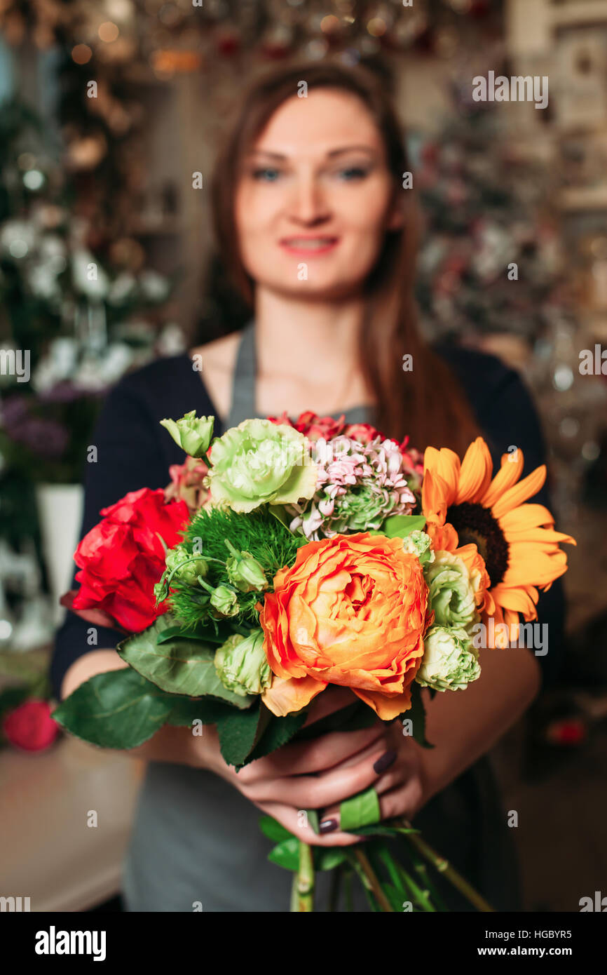 Florist hands holding bouquet flowers closeup Stock Photo - Alamy