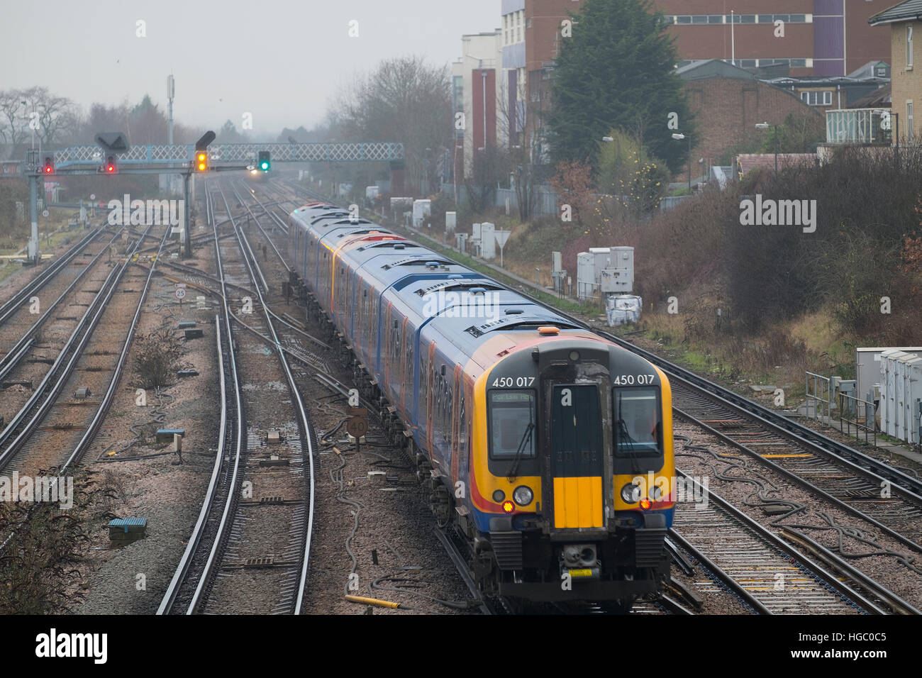 Class 450 South West Trains Siemens 450017 at Wimbledon for Portsmouth ...