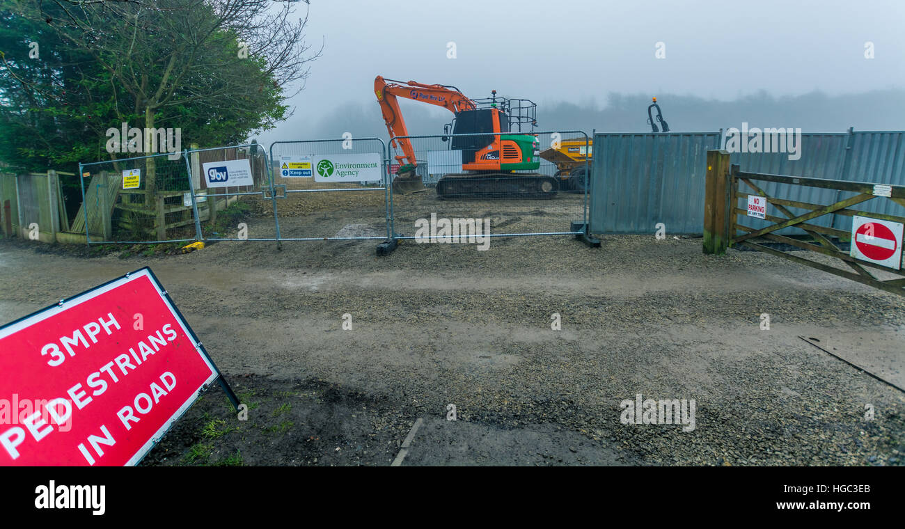 Work continues on the Mersey flood defences at Woolston in Warrington ...