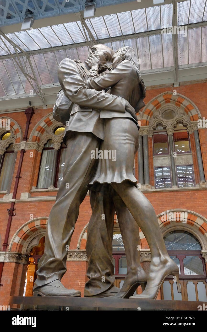 St pancras sculpture hi-res stock photography and images - Alamy