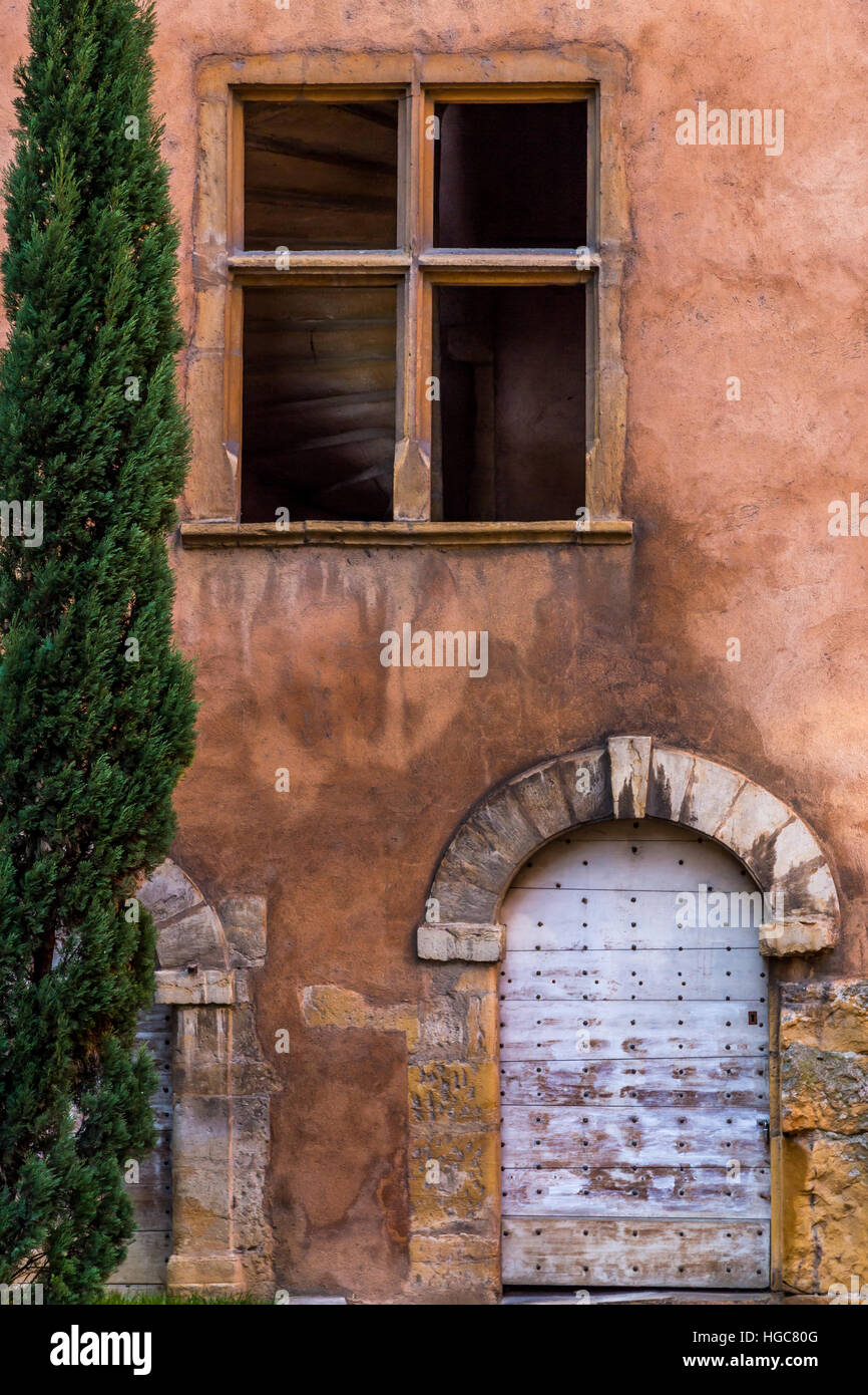 Front of old stone building with wooden door Stock Photo - Alamy
