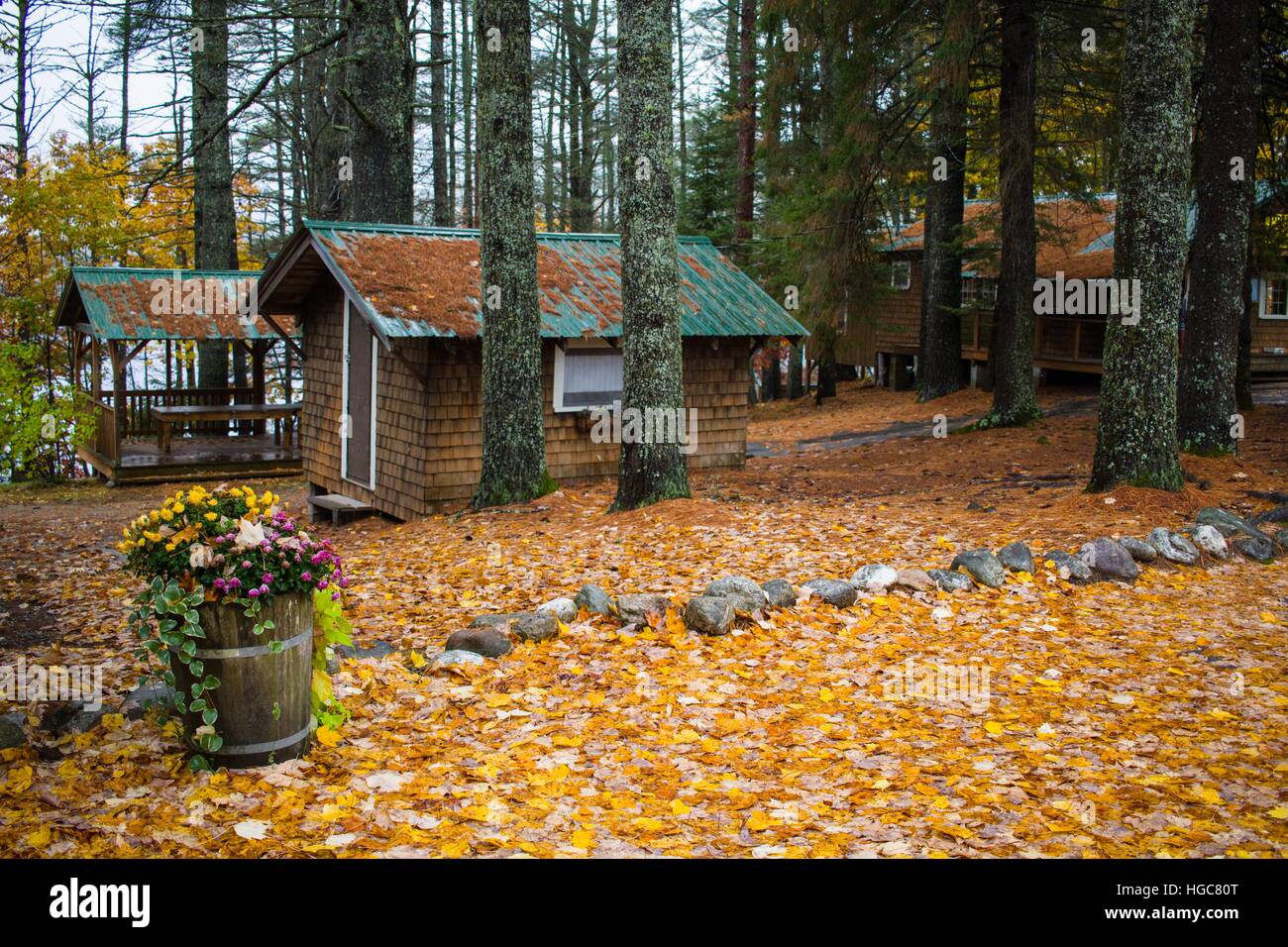 Fall cabin hi-res stock photography and images - Alamy