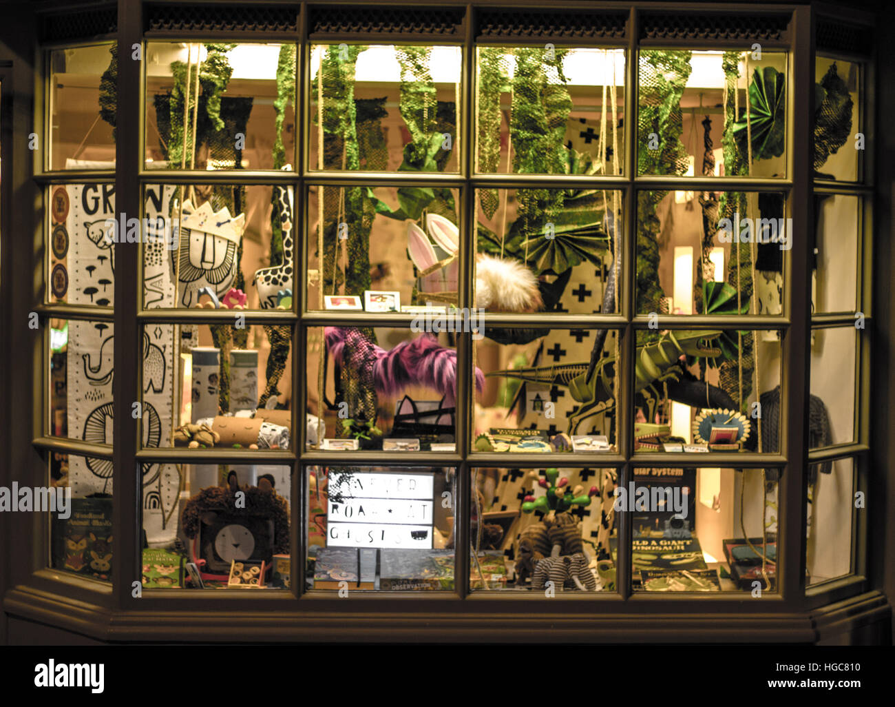 Colourful storefront hi-res stock photography and images - Alamy