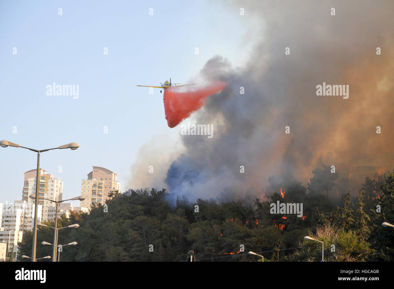 Wildfire plane hi-res stock photography and images - Alamy
