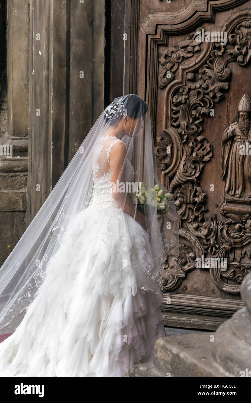 Filipino bride arriving for her wedding at San Augustin church ...