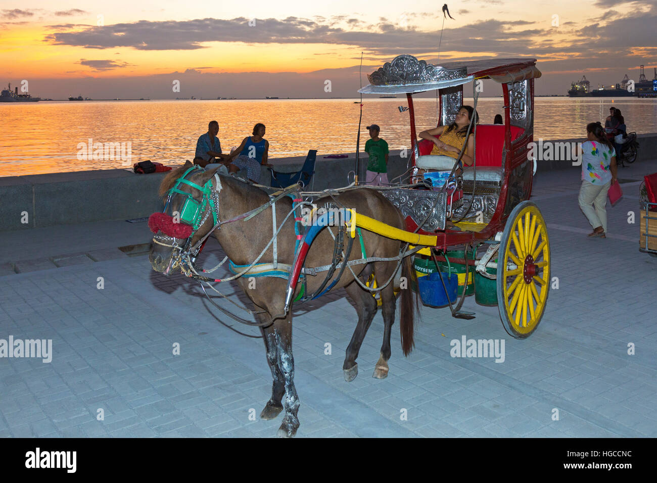 Kalesa at Manila Bay at sunset, Philippines Stock Photo - Alamy
