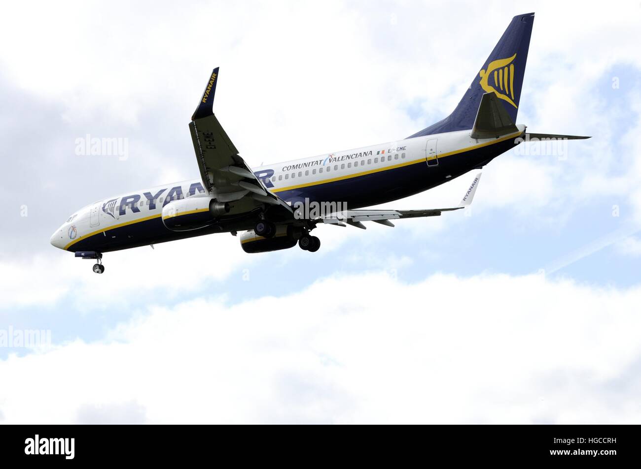 Aircraft landing at Manchester Airport Stock Photo - Alamy