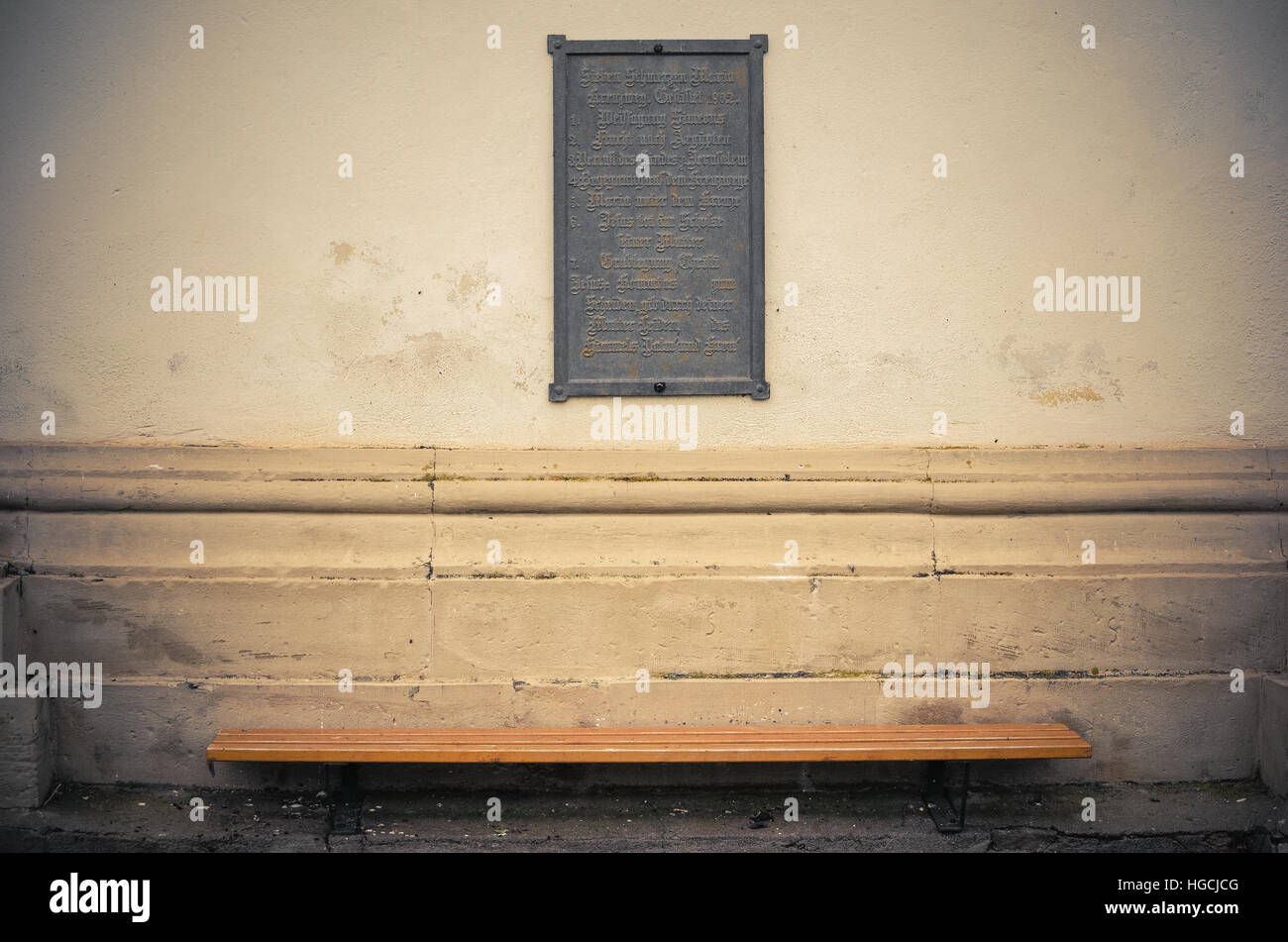 Bench in front of a wall with table Stock Photo - Alamy