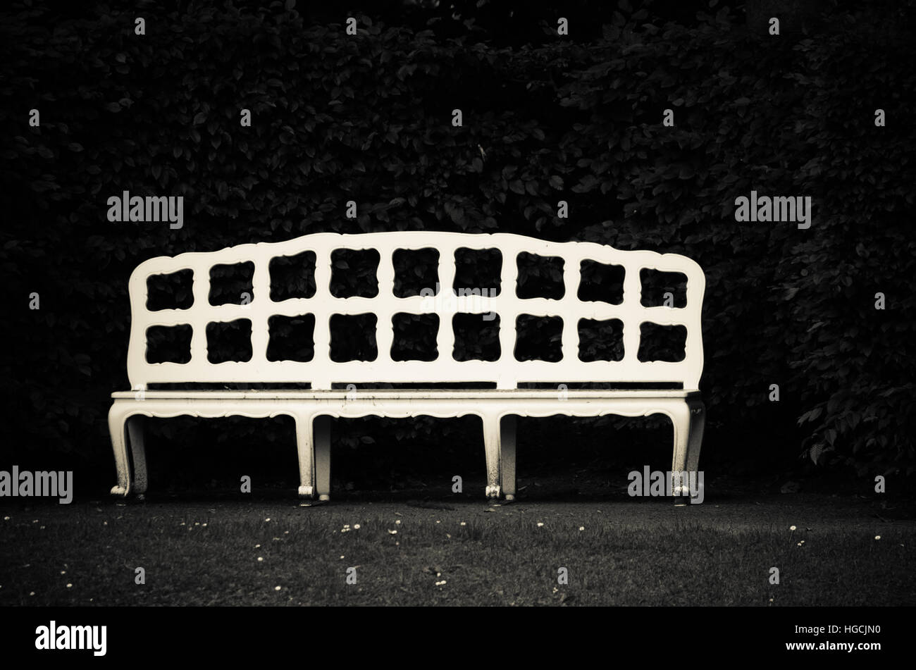 Black and white park bench hi-res stock photography and images - Alamy