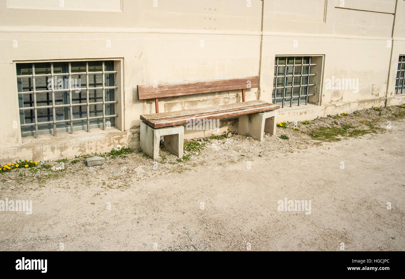 Bench and building hi-res stock photography and images - Alamy