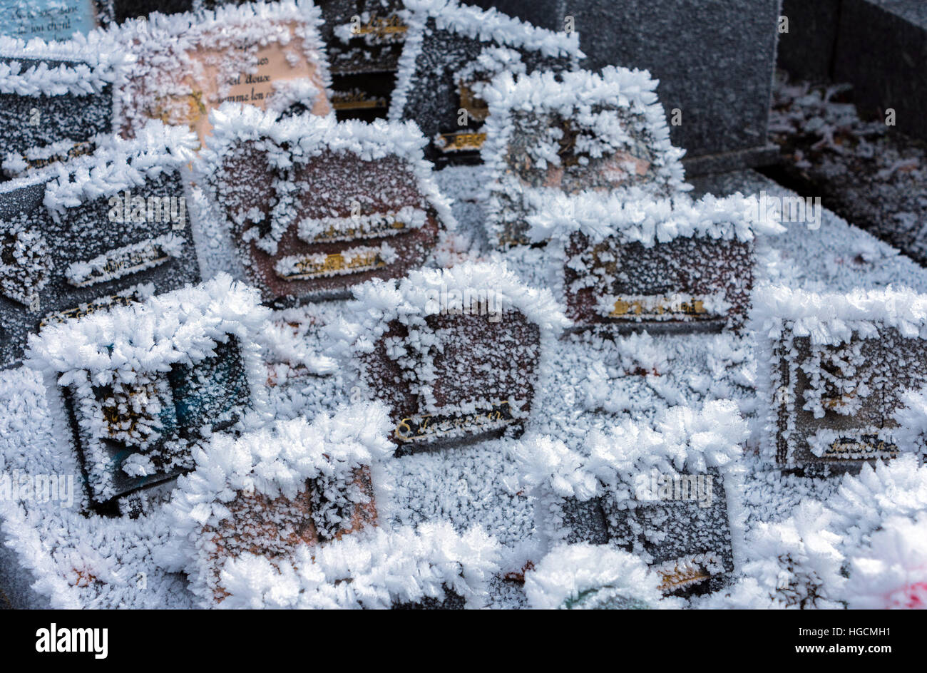Frozen graveyard hi-res stock photography and images - Alamy