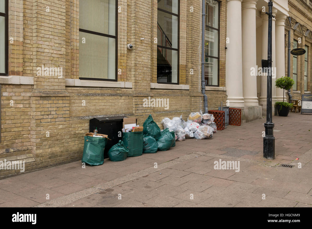 Rubbish or trash in the street Stock Photo - Alamy