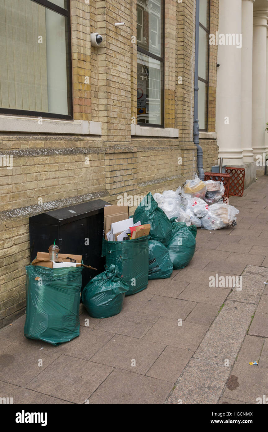 Trash in the street hi-res stock photography and images - Alamy