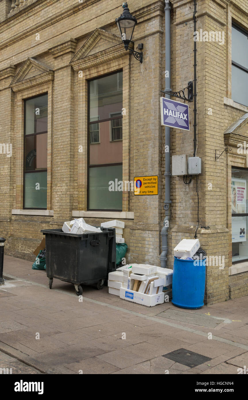 Trash in the street hi-res stock photography and images - Alamy