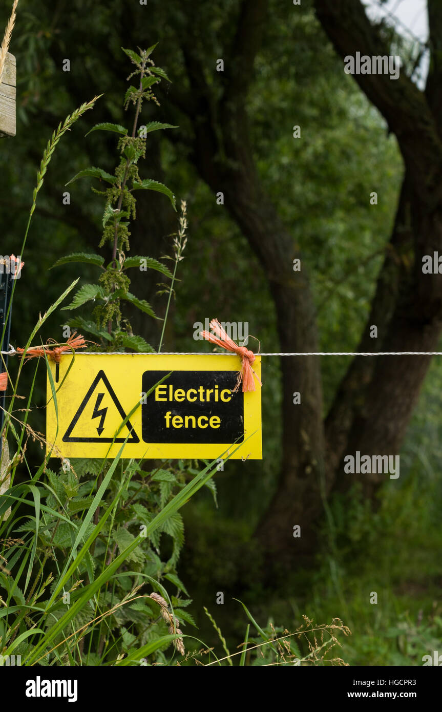 Electric fence warning sign Stock Photo - Alamy