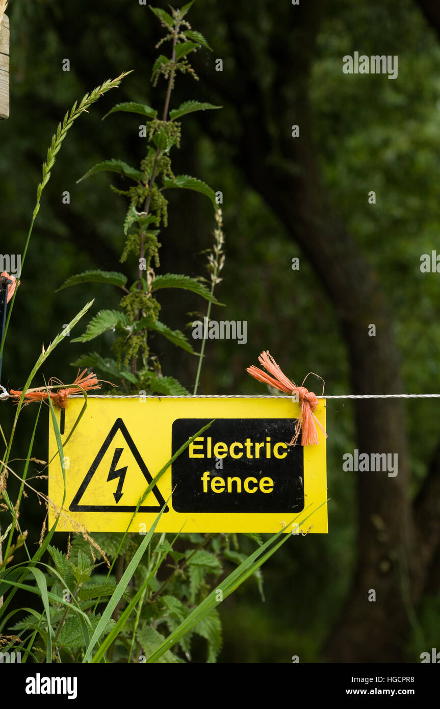 Electric fence warning hi-res stock photography and images - Alamy