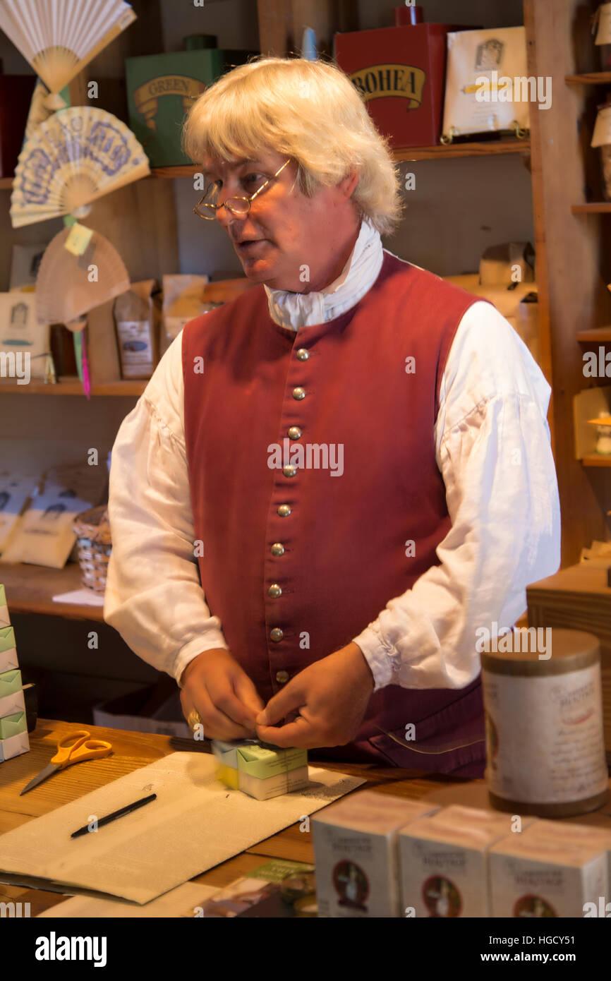 Colonial Williamsburg shopkeeper Stock Photo - Alamy