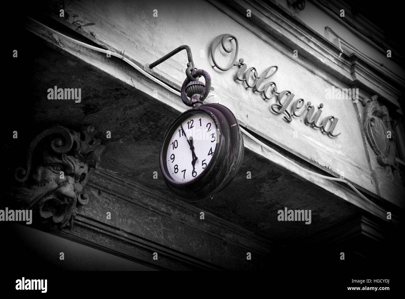 Antique clocks hi-res stock photography and images - Alamy