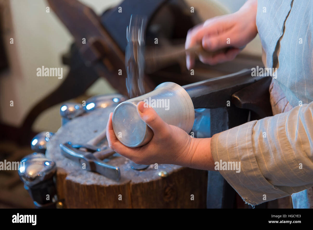 Colonial Williamsburg craftsman in Craig silversmith shop Stock Photo ...