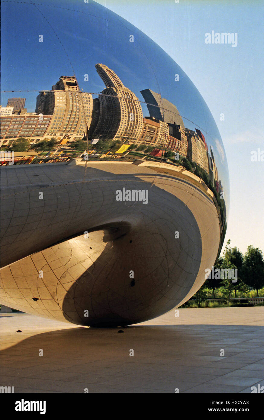 The seams in Cloud Gate, or "The Bean" in Chicago's Millennium Park can ...