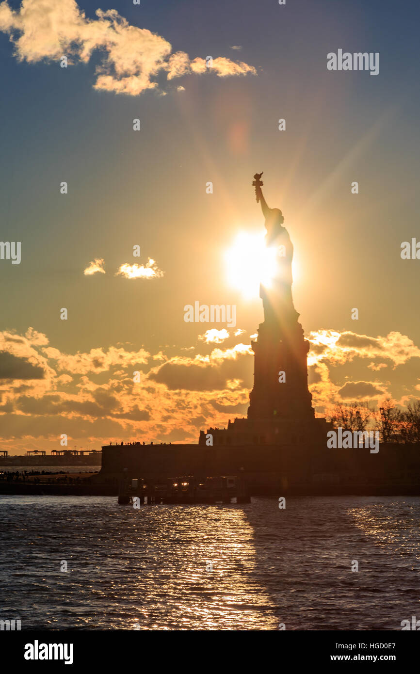 Statue of liberty in front of sun Stock Photo - Alamy