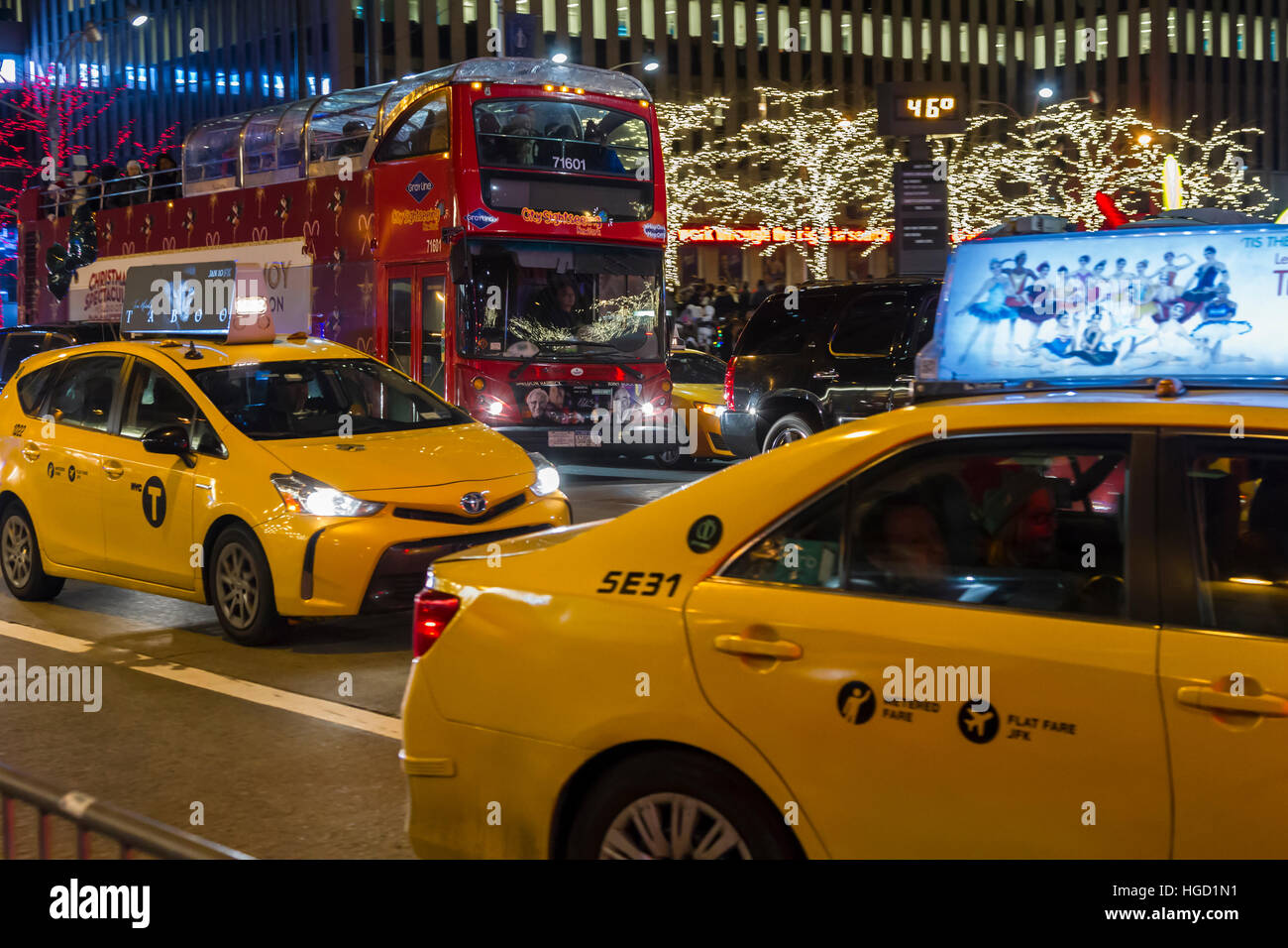 Yellow bus hop on off bus hi-res stock photography and images - Alamy