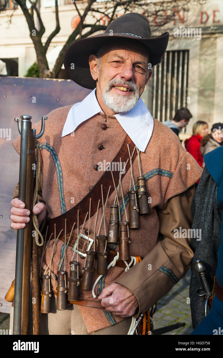 Soldier holding musket hi-res stock photography and images - Alamy