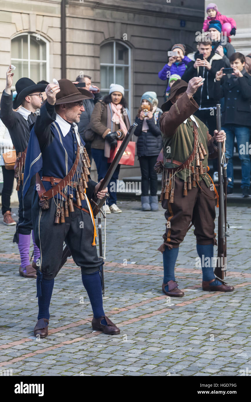 Musket brigade loading their guns for a demonstration Stock Photo - Alamy