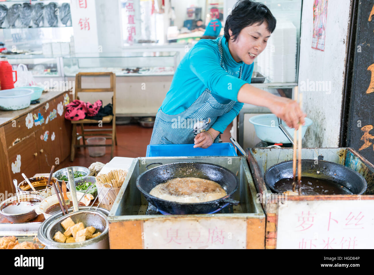 Traditional chinese kitchen hi-res stock photography and images - Alamy